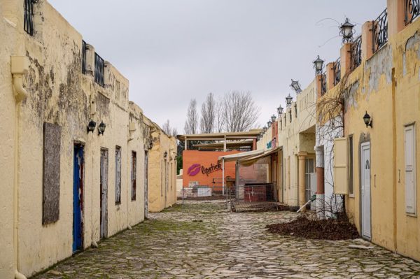 Perrel folytatódik a balatonfüredi görög falu kacifántos története ...